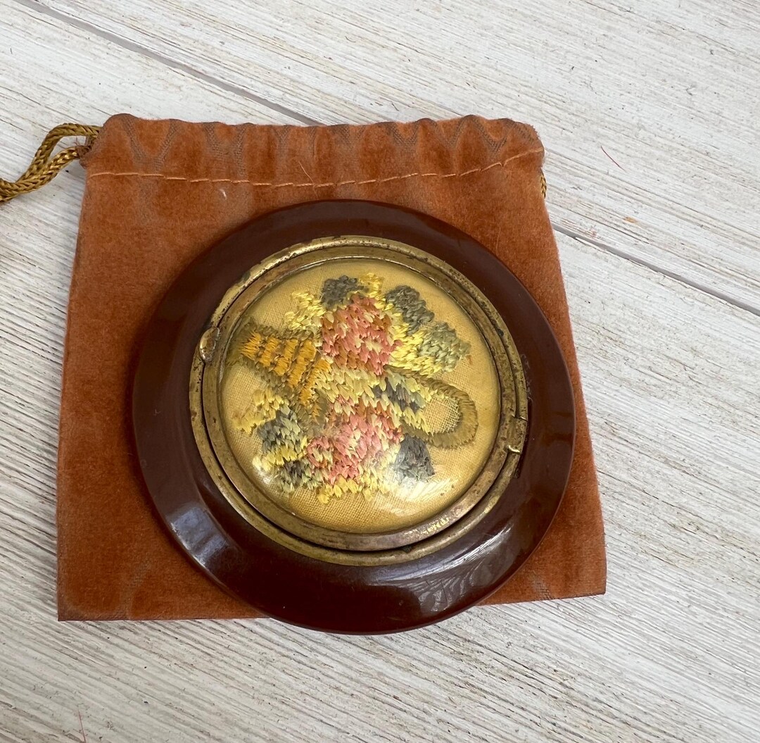 Rare Bakelite Powder Compact 1940s Compacts, Needlepoint Floral, Rouge ...