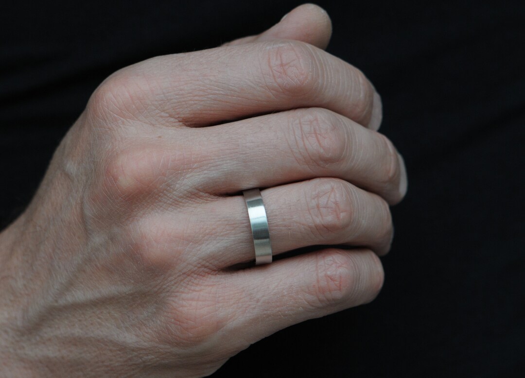 5mm ring on man's hand store