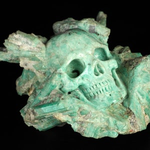 Skullis Crystal Skull, Gemstone 3.9 Emerald Hand Carved Crystal Skull ...