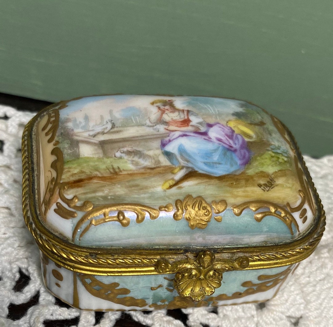 Antique Heavily Decorated Pill Porcelain Trinket BOX Jar Powder Art ...