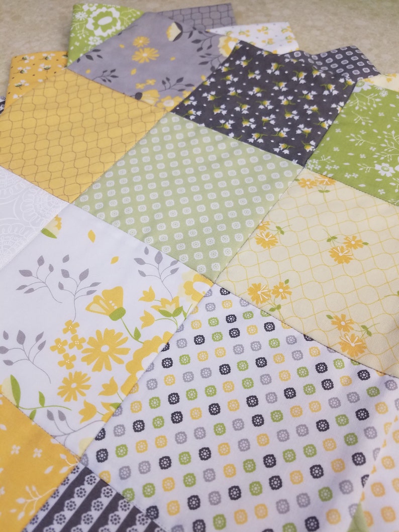 Prairie Point Table Runner, Jaune, Floral, Gris, Or, Vert printemps ...