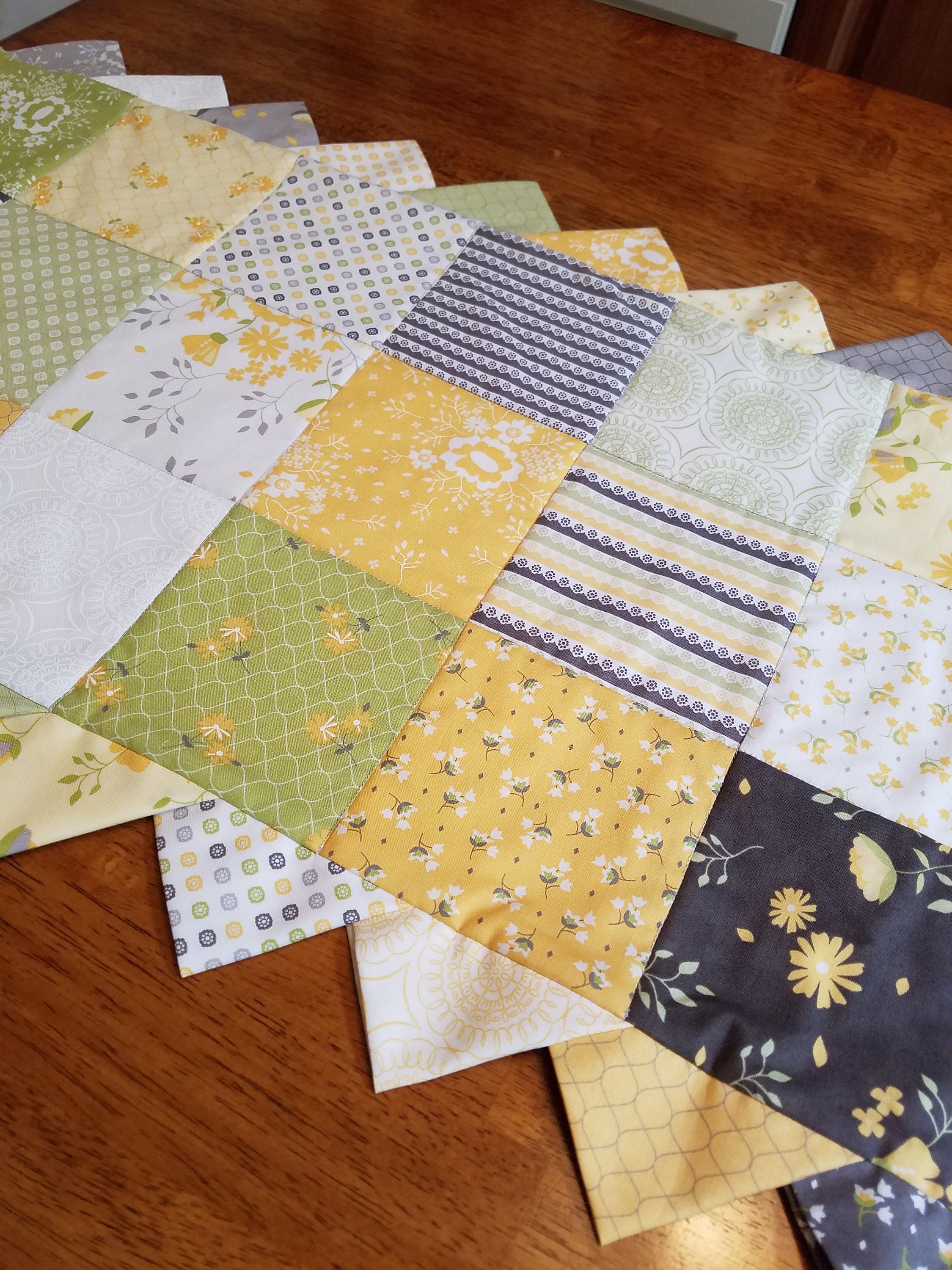 Prairie Point Table Runner, Jaune, Floral, Gris, Or, Vert printemps ...