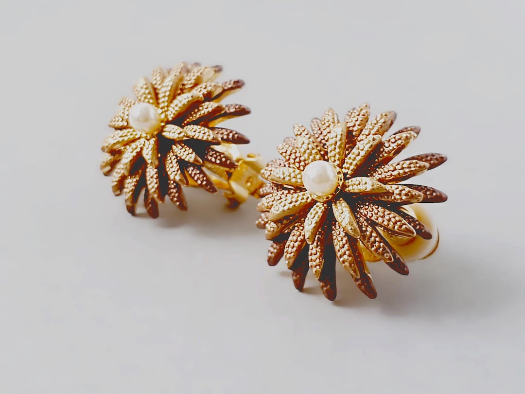 Vintage Gold Tone Flowers Clip-on Earrings - Etsy