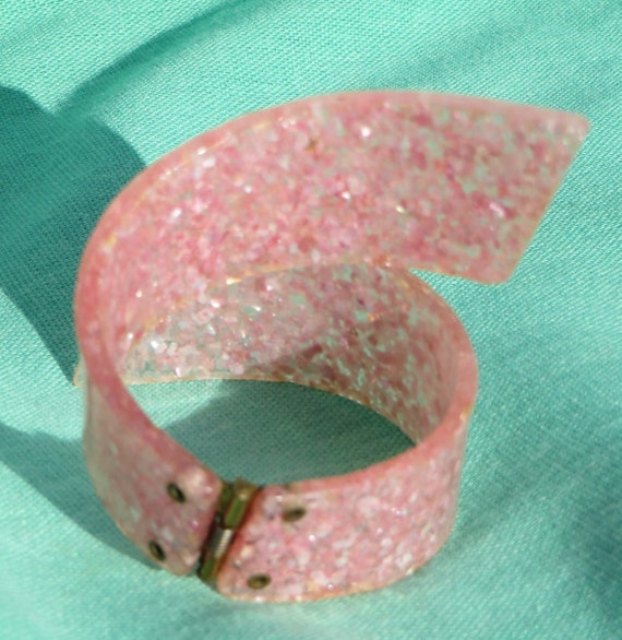 1950s ultra rare pink confetti lucite clamp bracelet - Gem