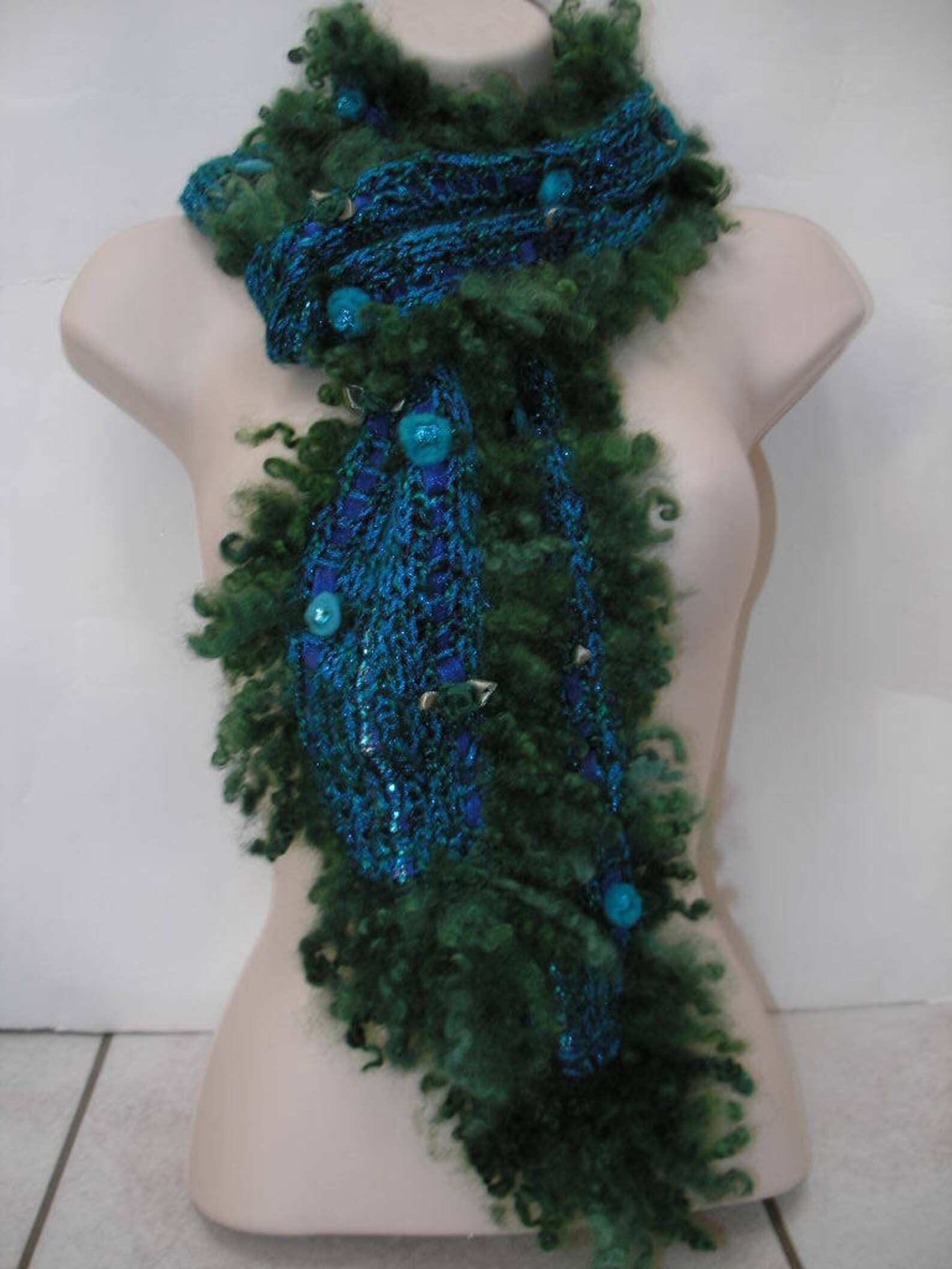 Echarpe embellie en vert et bleu // Écharpe tricotée avec roving en ...