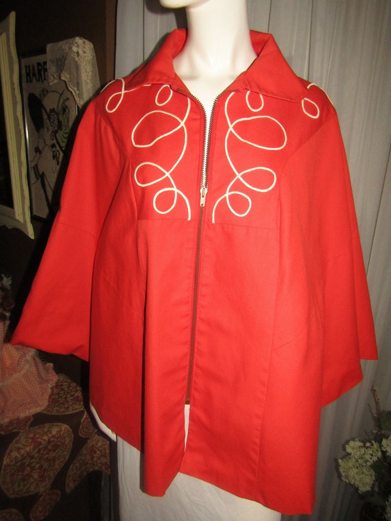 1960's Bright RED WHITE Trim Zip Front CAPE----No La… - Gem