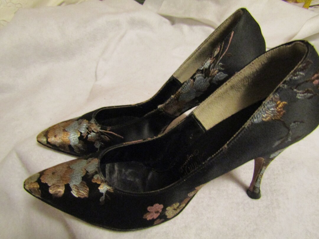 Vintage Ladies Black FLORAL SATIN PUMPS by Mandels---size 7N - Etsy