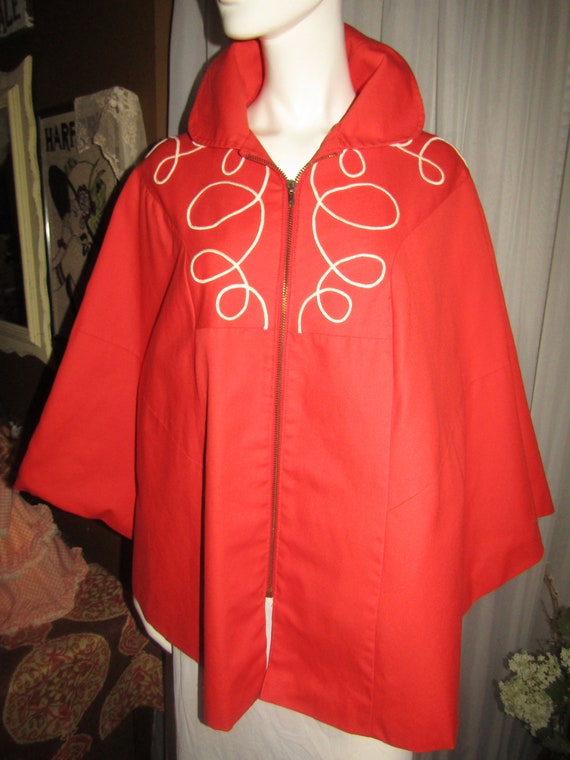 1960's Bright RED WHITE Trim Zip Front CAPE----No La… - Gem