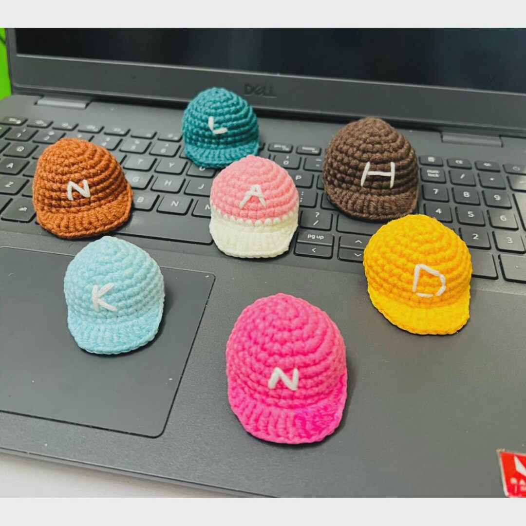 Crochet Mini Cap Keychain, Personalized Letter Hat, Cute Amigurumi ...