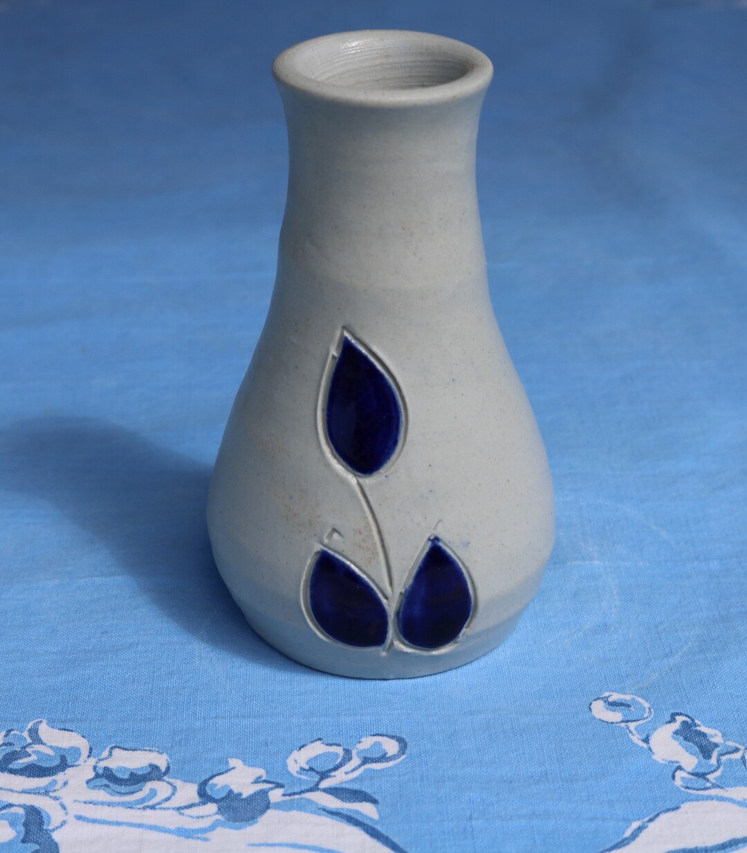 80s Salt Glaze VASE by Williamsburg Pottery Light Gray With Cobalt Blue ...
