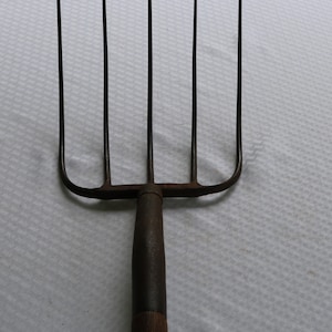 Early 1900s Farm PITCHFORK With Five Thin Tines REPURPOSE Yard Art ...