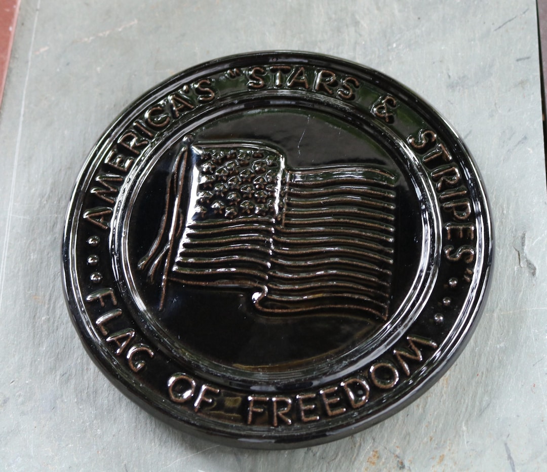 70s AMERICAN FLAG TRIVET by Frankoma Black Glaze Over Terra Cotta Stars ...