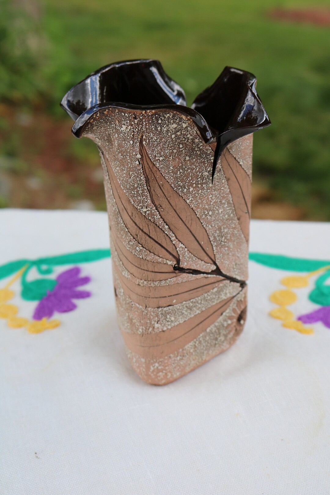 80s Cottagecore Hand-crafted TRIANGULAR POTTERY VASE Etched Sunflowers ...