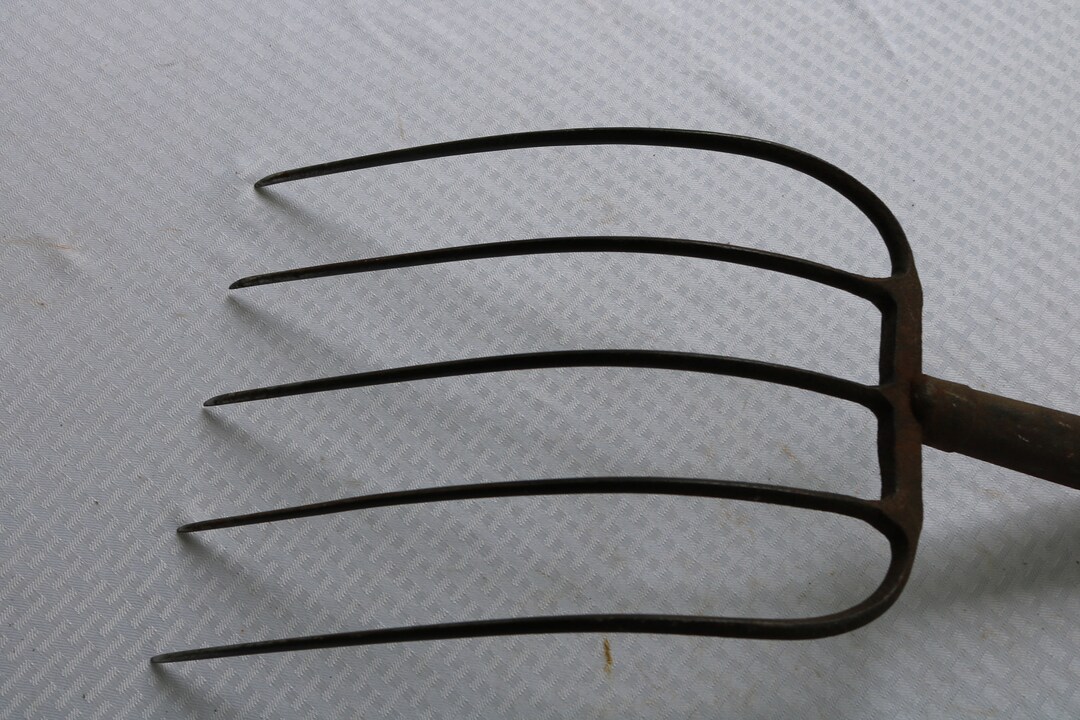 Early 1900s Farm PITCHFORK With Five Thin Tines REPURPOSE Yard Art ...