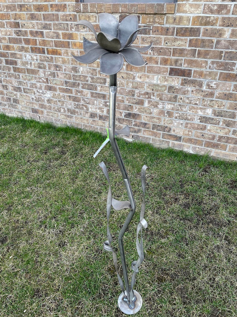 Large Metal Lily Sculpture: Uncoated Steel Garden Art - Etsy