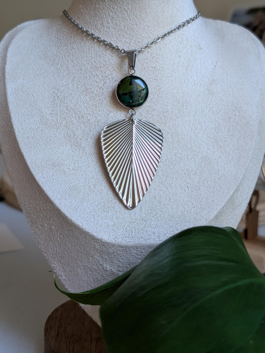 Asian Green Mussel Shell Pendant With Leaf Charm, 16mm Stainless Steel ...