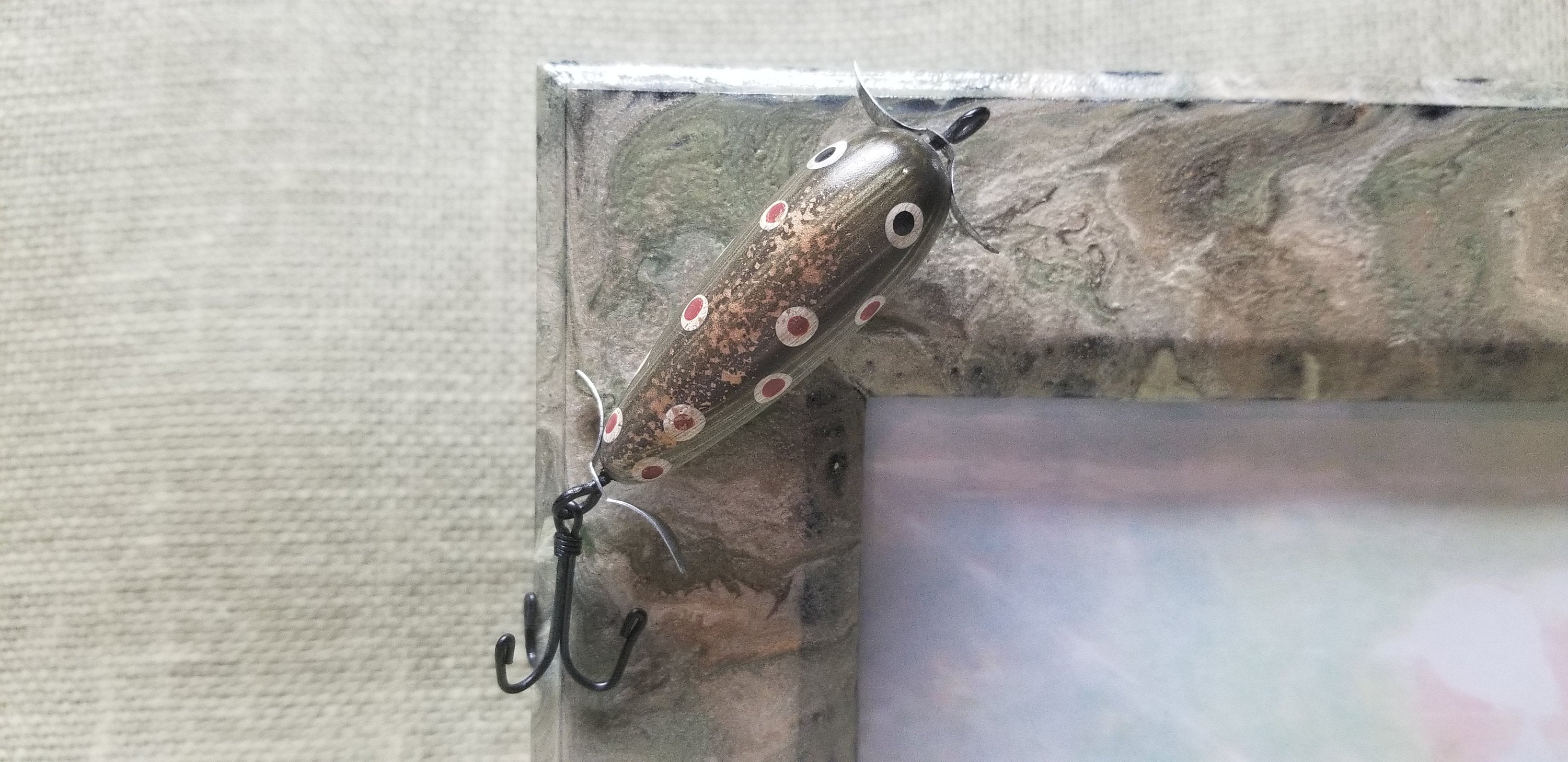 Fishing Picture Frame with Spotted Lure - Flat with Beveled Edges 5 x 7 ...