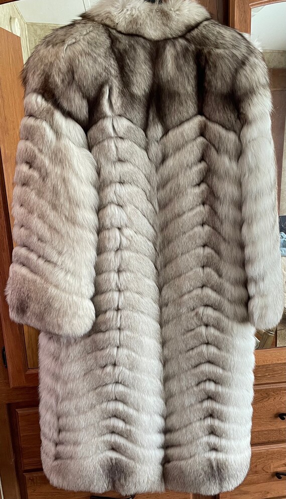 Stunning Long Saga Silver Fox Coat in a Chevron Patte… - Gem