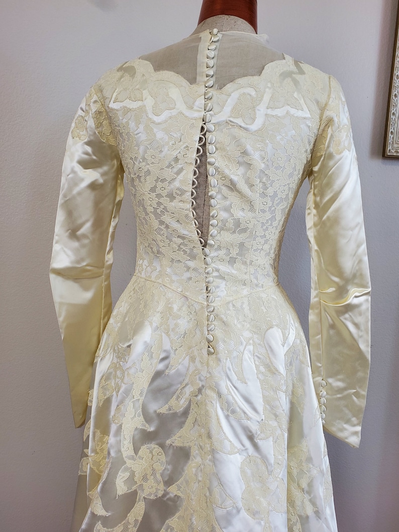 Vintage 1940's Liquid Candle Light Satin Button Back Ivory Cream Lace ...