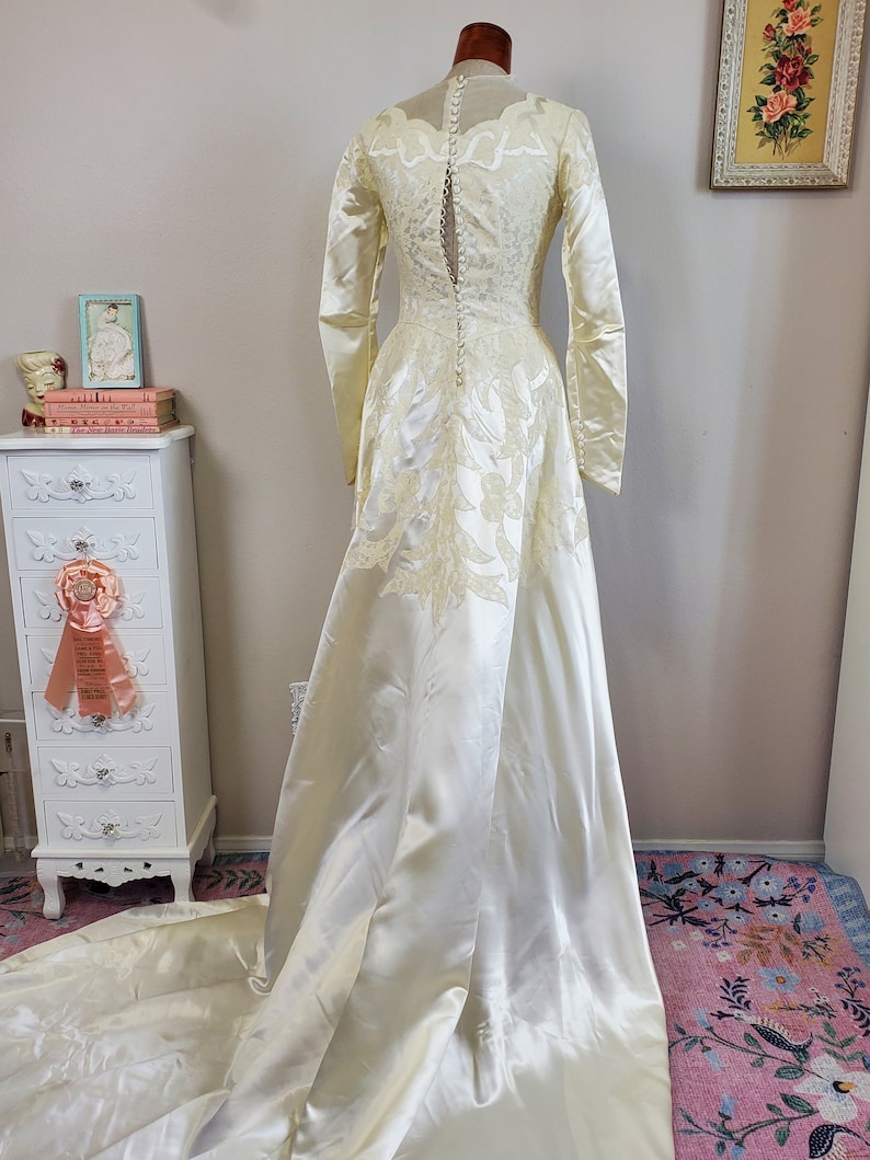Vintage 1940's Liquid Candle Light Satin Button Back Ivory Cream Lace ...