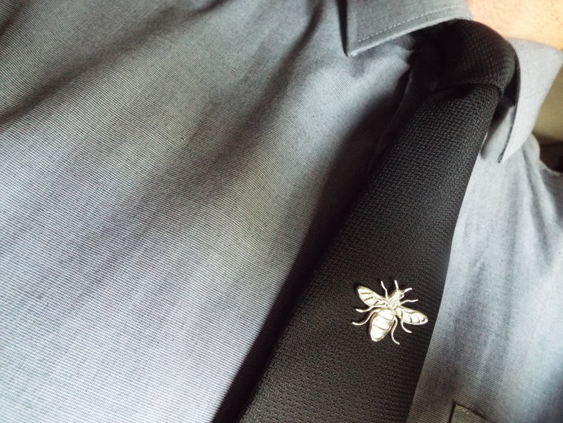 Manchester Bee Silver Pin / Brooch With Engraved Gift Tin. - Etsy