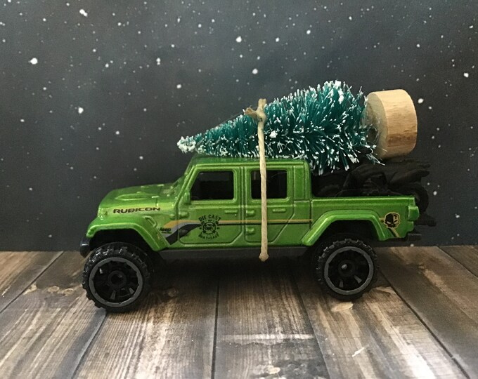 Jeep Gladiator Truck Carrying Christmas Tree, Green Jeep Gladiator ...