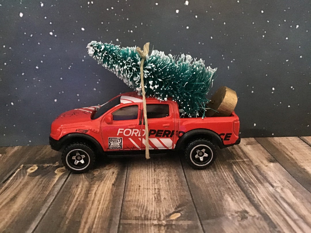 Ford Ranger Raptor Truck Carrying Christmas Tree,2019 Red Ford Ranger ...