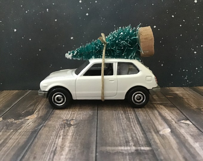 Honda CVCC Carrying Christmas Tree,1976 White Honda CVCC Car Christmas ...