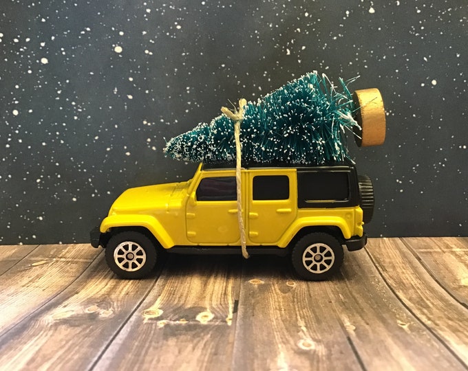 Jeep Wrangler Carrying Christmas Tree, Yellow Jeep Wranglerchristmas ...