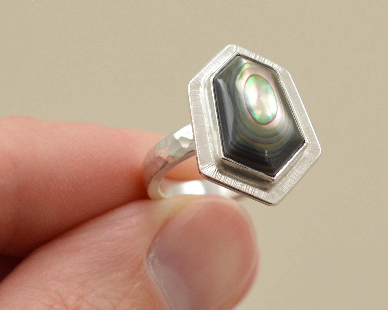 Anillo de abulón iridiscente Tamaño 6 Cabujón hexagonal Ajuste del ...