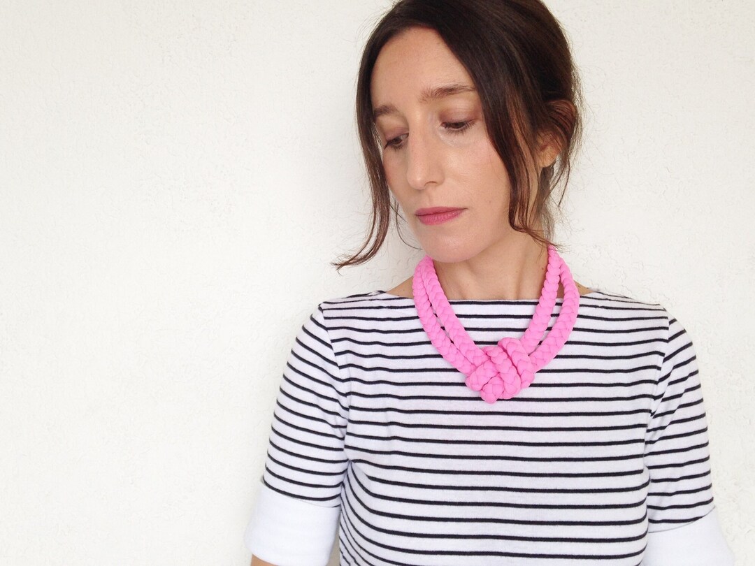 Collier tendance rose, gros tour de cou rose, tour de cou tendance ...