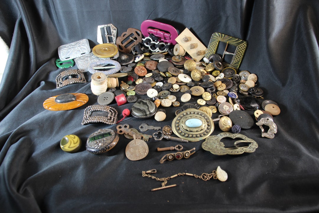 Vintage Old Buttons, Old Jewelry, Vintage, Grandma's Buttons, Buttons ...