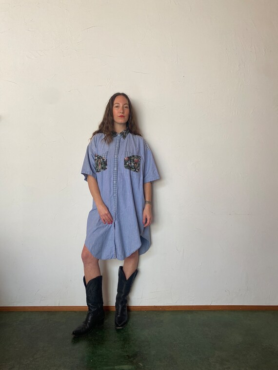80s-90s boxy denim shirt dress with floral accents - Gem