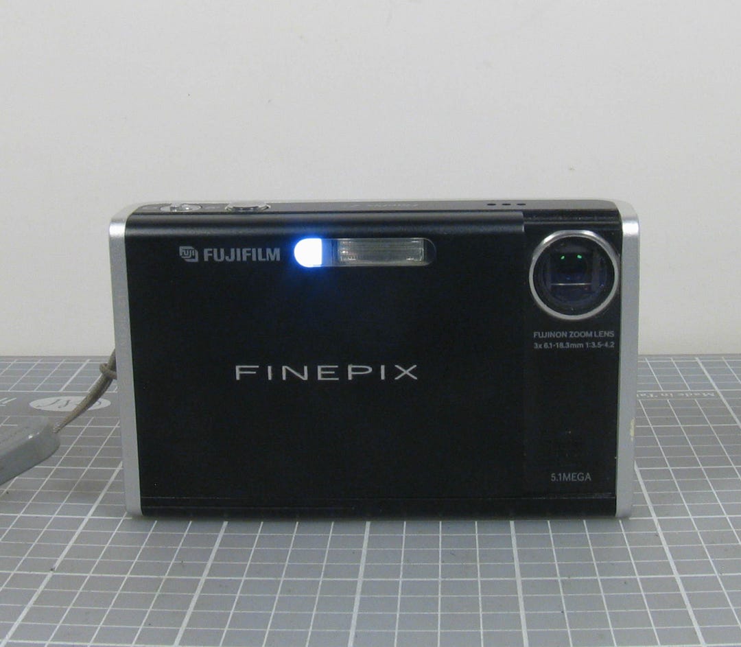 Fujifilm Finepix Z1 5.1MP Ultra Compact Digital Camera With a 3x ...