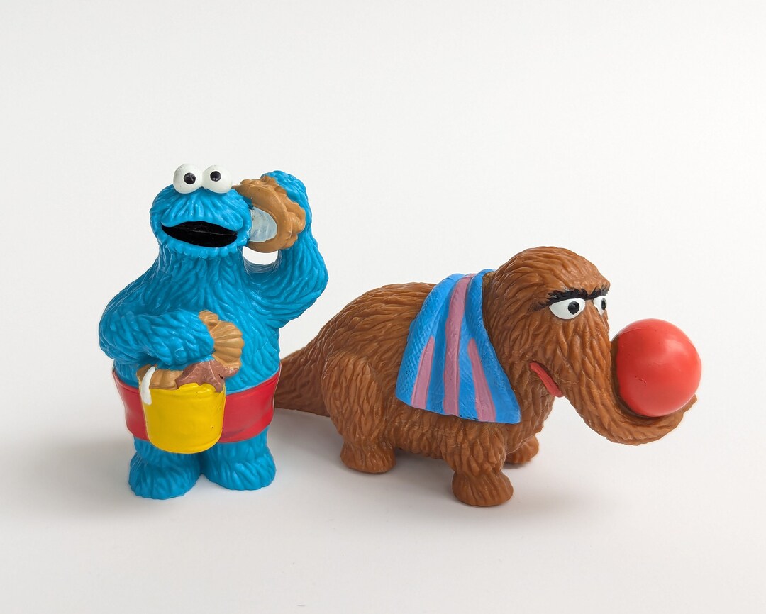 Pr. of Vintage sesame Street Vinyl Toy Figurines Beach Cookie Monster ...