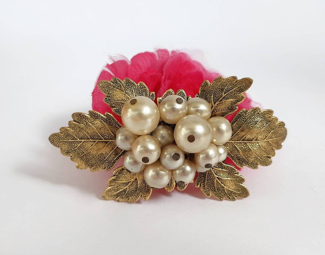 Elegant Retro Era Vintage Leaf Design Brooch W/ Faux Pearl Center 1940s ...