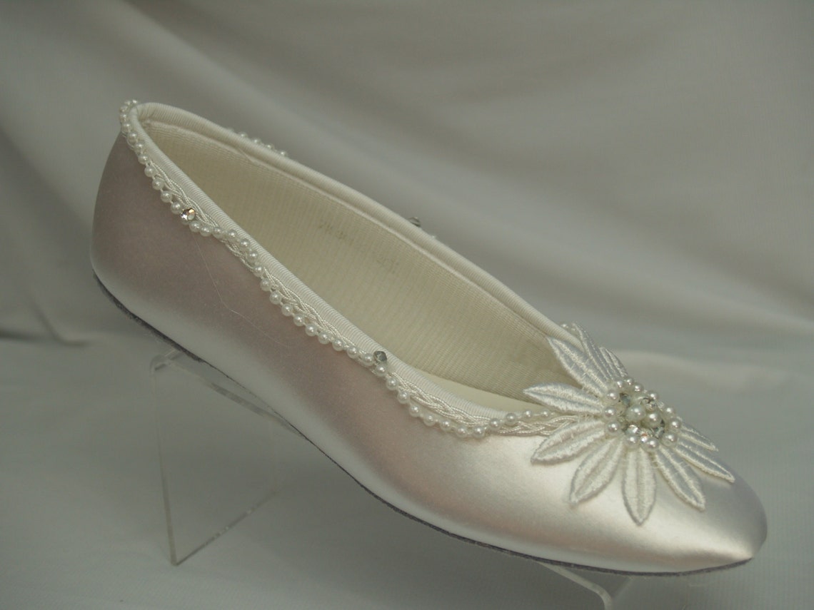 Size 7 White Daisy flower Flats w pearls and glass | Etsy
