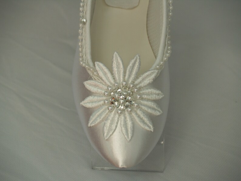 Size 7 White Daisy flower Flats w pearls and glass | Etsy