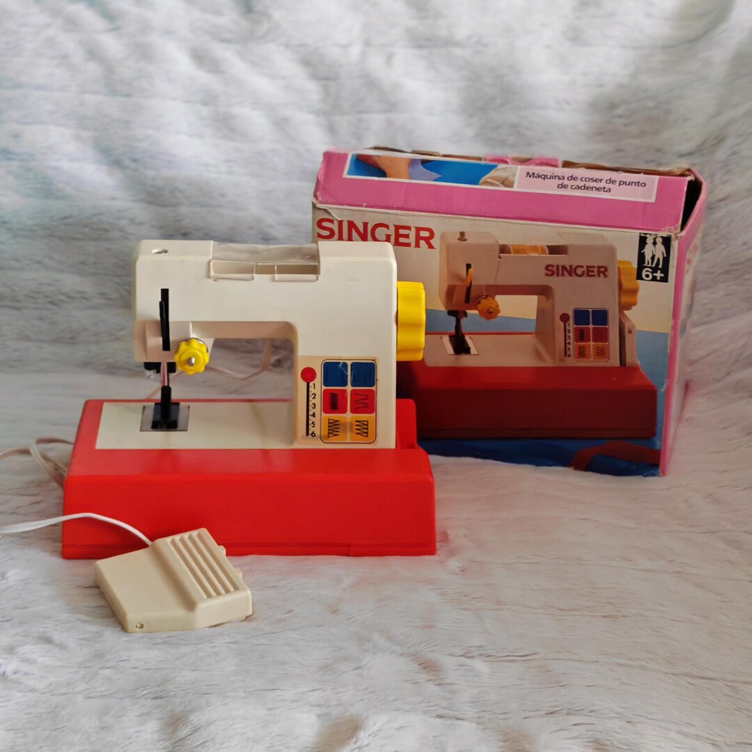80's Children's Singer Chainstitch Sewing Machine Craft Room Display ...