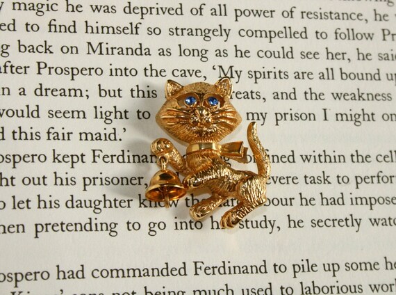 Cute Cat Brooch - Kitten with a Bell Avon - Frisky K… - Gem