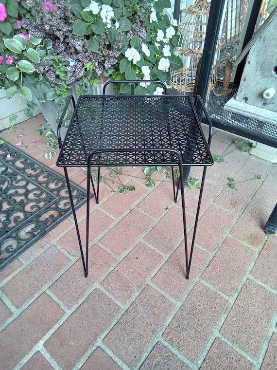 Metal mesh outdoor side table store