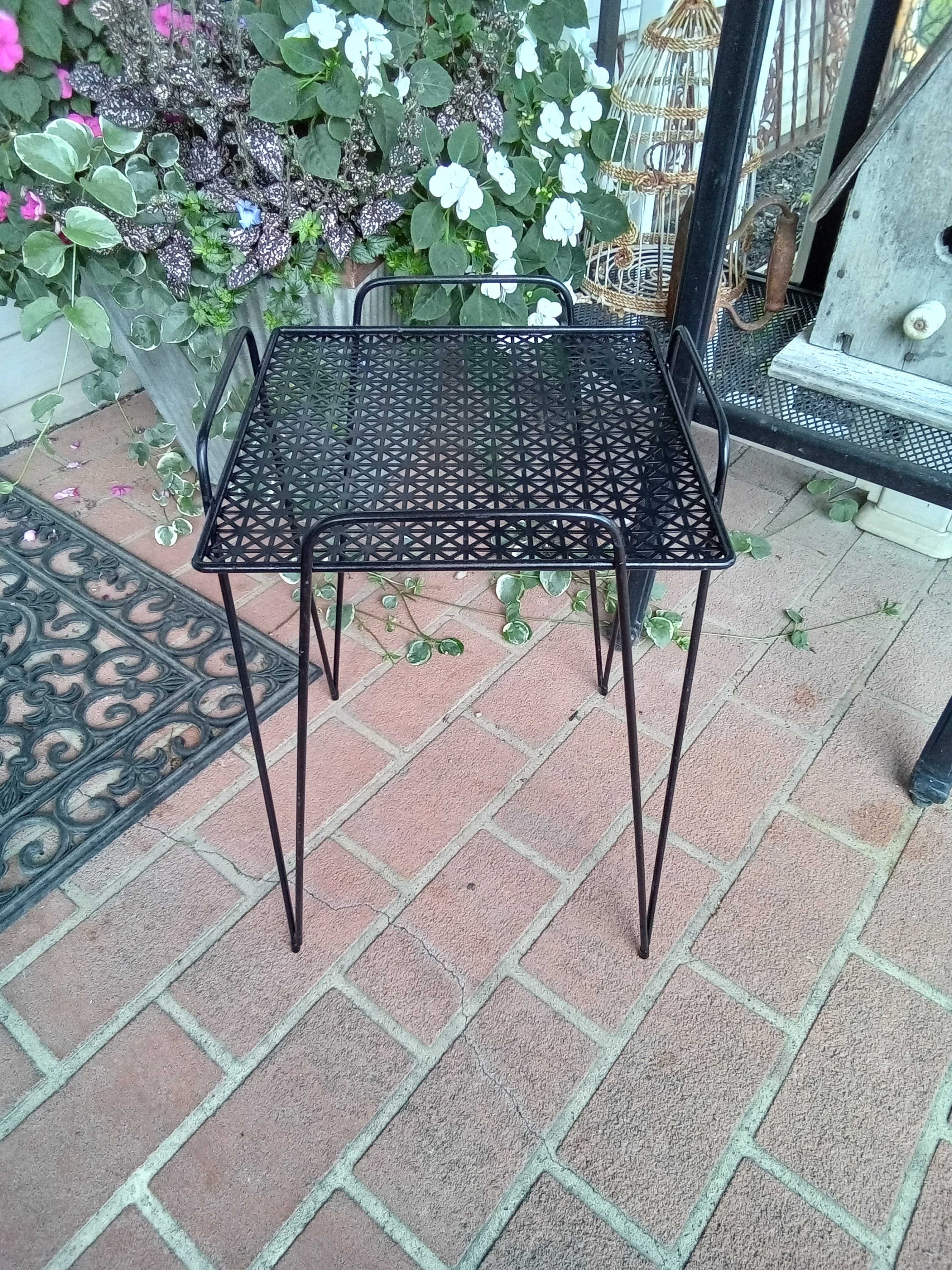 Metal mesh side table store