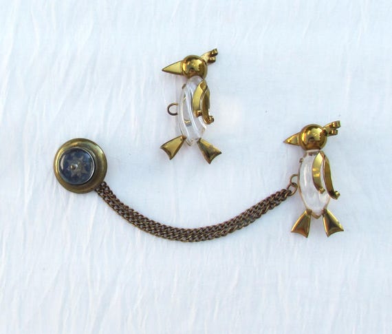1940's brooch and cape set with carved lucite penguin… - Gem