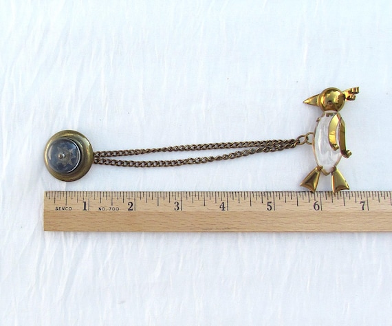 1940's brooch and cape set with carved lucite penguin… - Gem