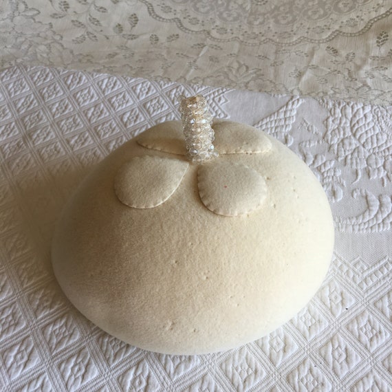 Vintage 1950s Creamy White Wool Felt Helmet Style Hat… - Gem