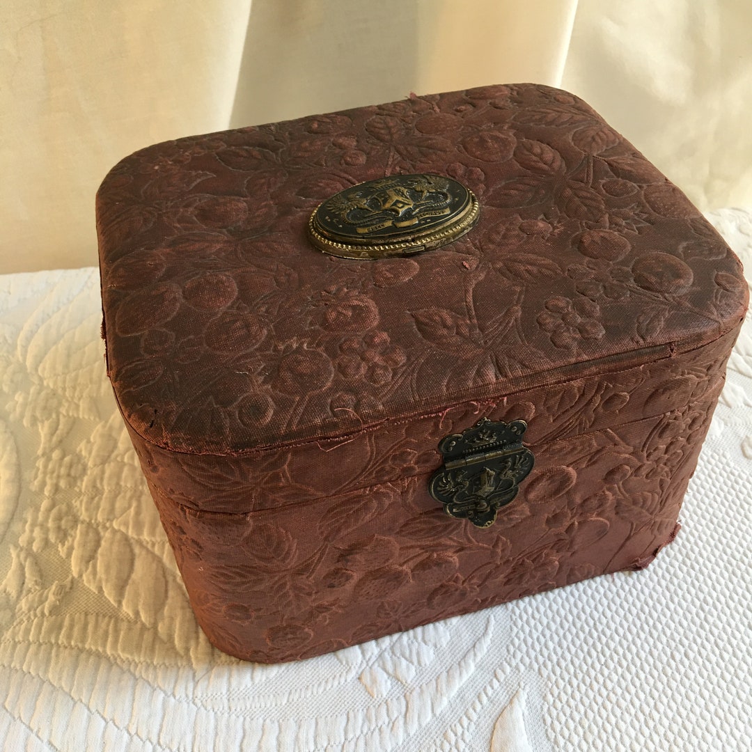 Antique Victorian Collar Box. Embossed Plastic Feel Fabric Strawberrie ...