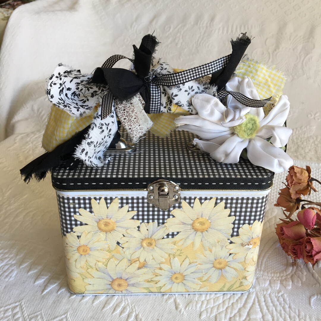 Vintage Tin Daisy Purse. Made for a Recipe Box but Cute for Purse ...