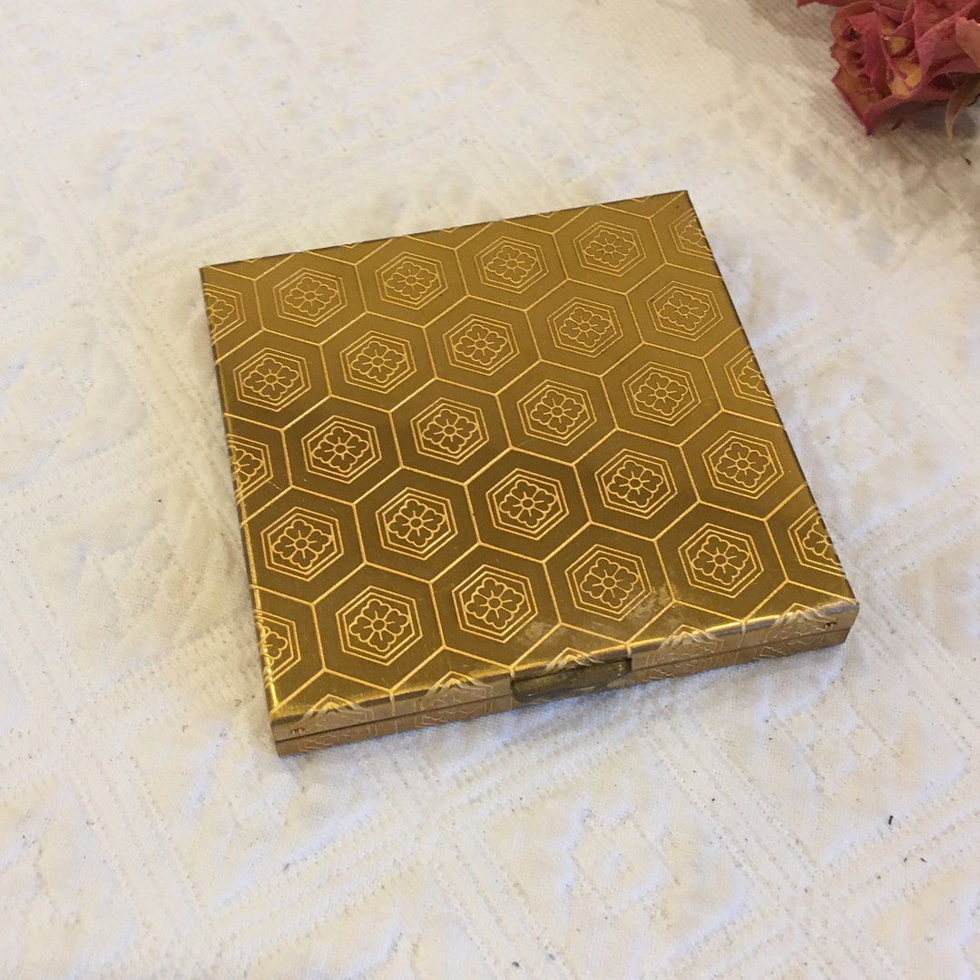 Vintage American Beauty Compact. Lovely Feminine Shaped Decorated Gold ...