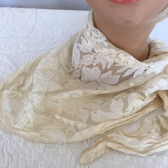 Vintage Cream Silk Lace Triangular Scarf. Large Trian… - Gem