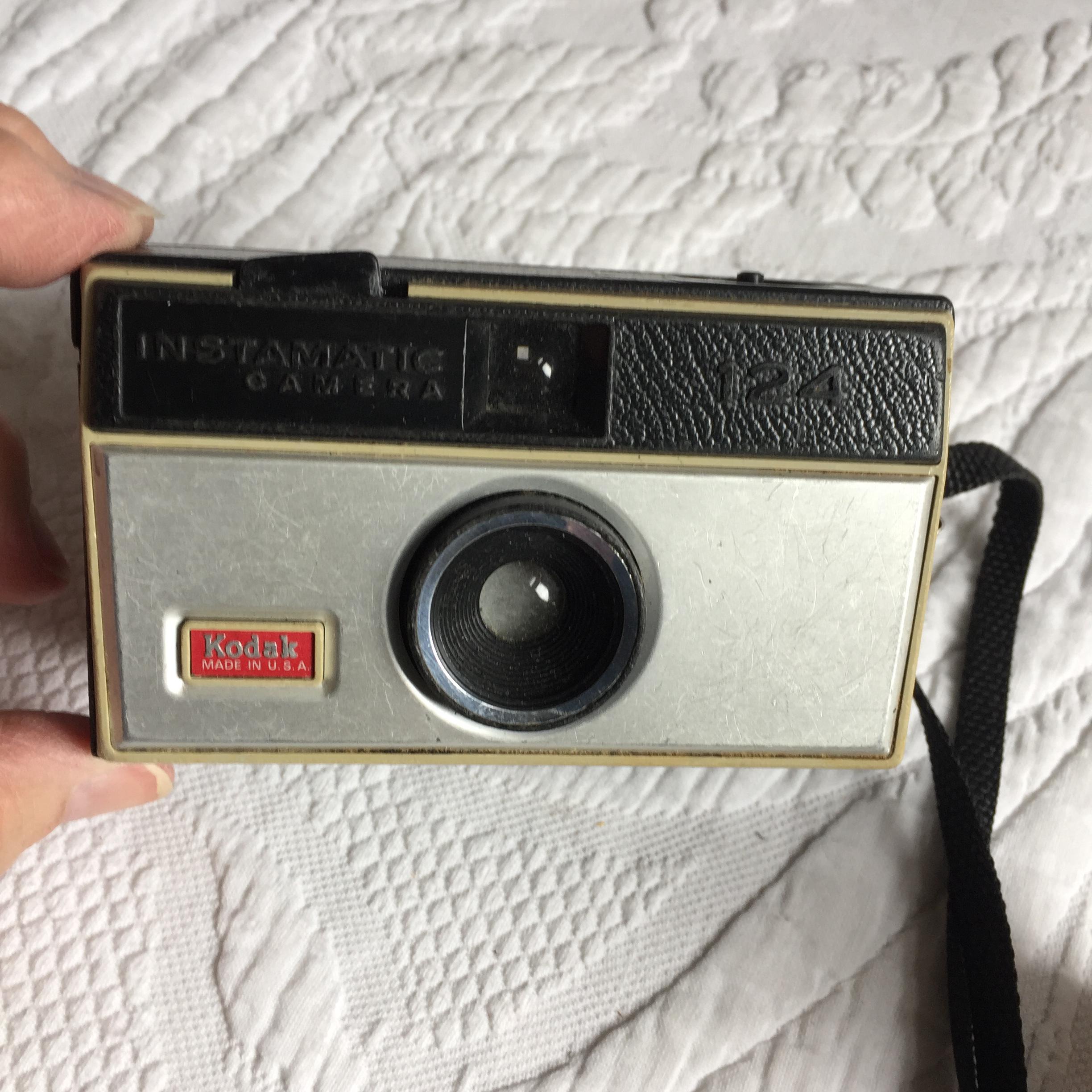Vintage Kodak 124 Instamatic Camera. Includes One 1991 Kodacolor Film ...